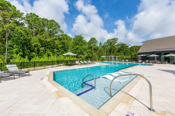 Paradise Escape: Stylish 3br/2ba With Pool & Gym - Jacksonville, FL