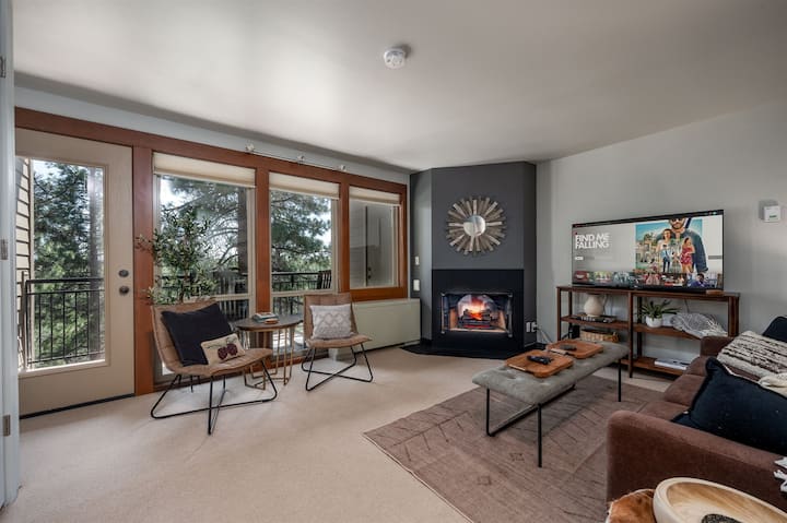 Resort Condo, Hottub, Fast Wifi, Netflix, Pool - Bend, OR