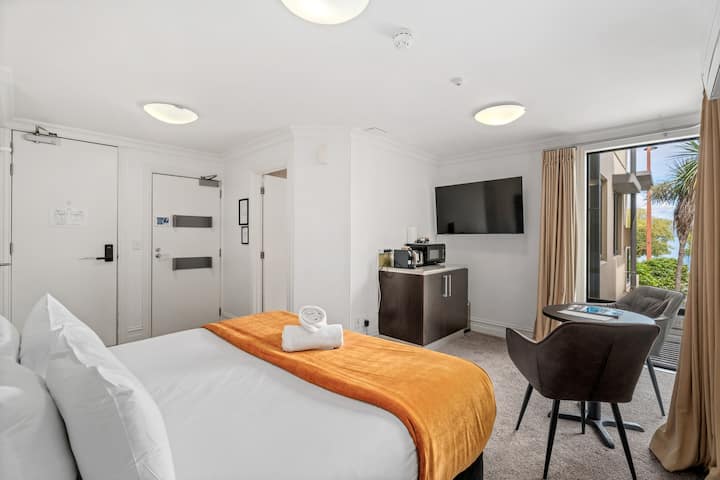 The Beacon - Spacious Studio 107 - Queenstown, New Zealand
