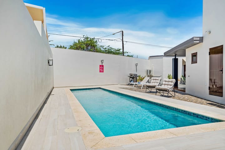 Private Pool Oasis! Secluded 4br W Patio & Parking - Aruba