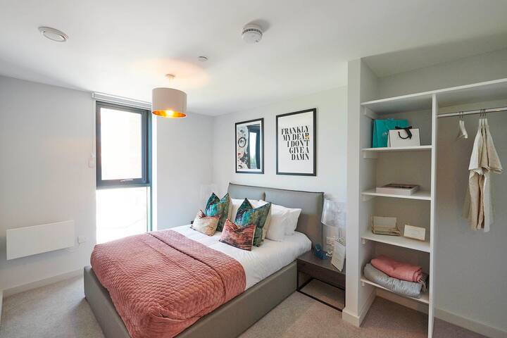 Bright 2 Bedroom Flat By The Quays - 索爾福德