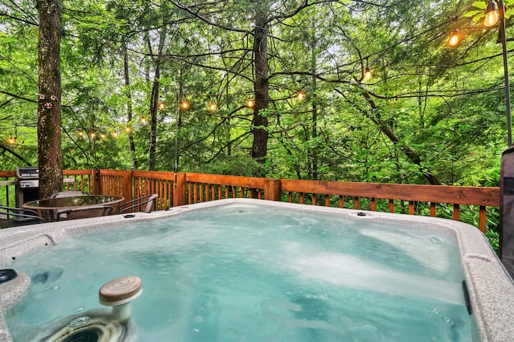Free Dollywood Tix/arcade/a+location/hot Tub - Gatlinburg, TN