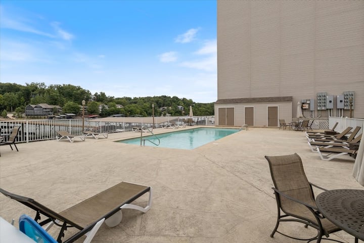 Lakefront 2 Bedroom Condo Close To Amphitheater - Camdenton, MO