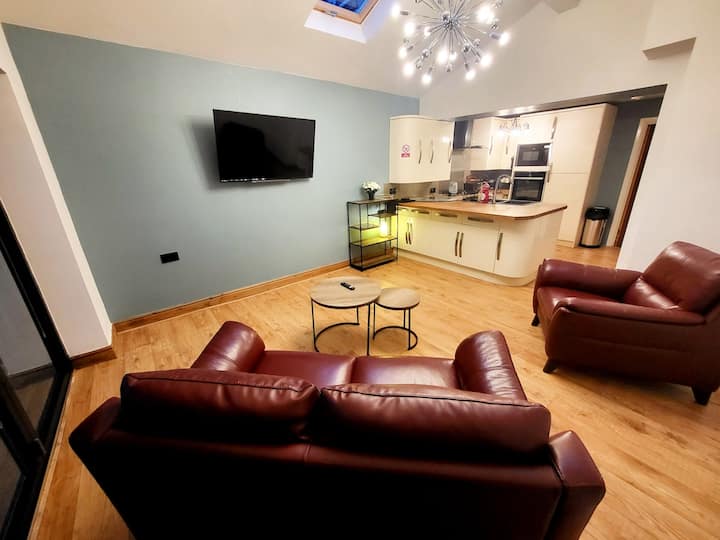 Modern 3-bed Family Haven W/free Parking - Huddersfield