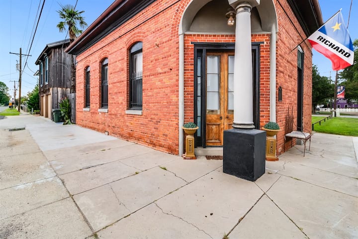 Dt Scott-two Historic Units: Old Bank + Studio - Lafayette, LA