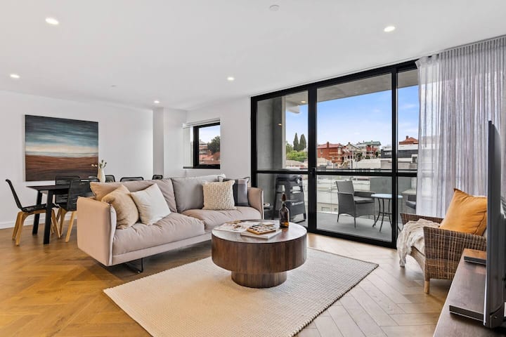 Sleek City Pad With A Garden Rooftop - Hobart