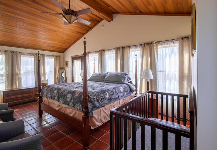 House W/  Hot Tub, Dining Hall And Fire Pit - Bloomington, IN