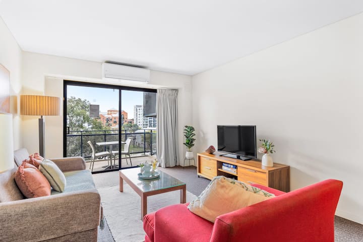 Apartment With City Views In East Perth - Perth