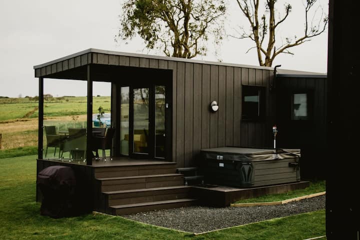 Glamping Cabin 4 People | 2 Beds | Hot Tub | Bbq - Ballycastle