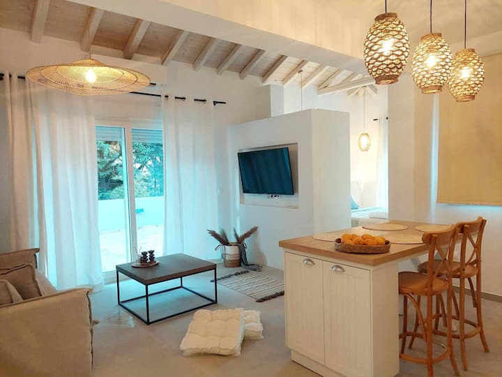 Maya 5, Chique Boutique Suite With Big Terrace - Skiathos