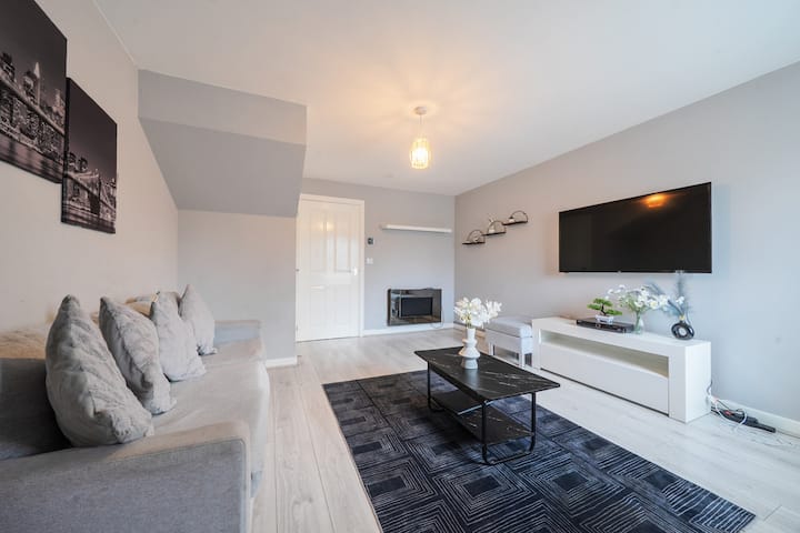 Spacious Family Home With Garden & Parking - Wolverhampton