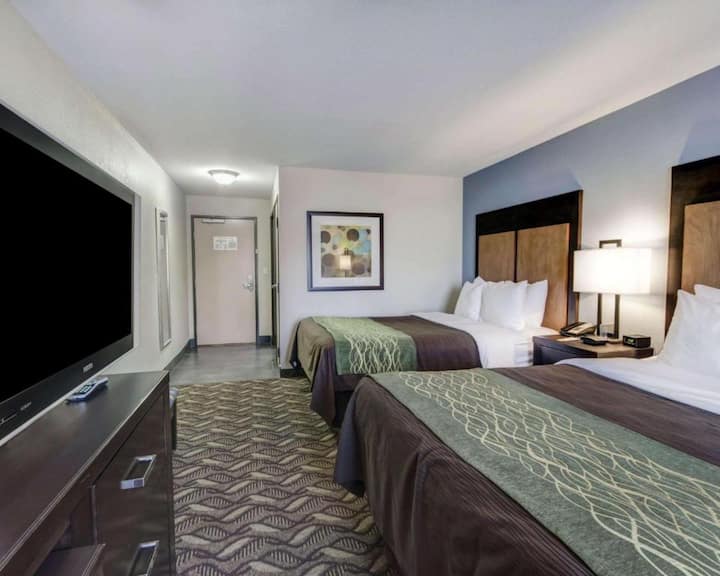 Four-person Stay | Golf. Gym. Free Breakfast. - El Paso, TX