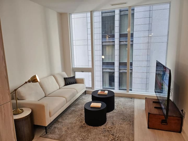 Beautiful New Amazing  Location 2bed 2bath - Markham