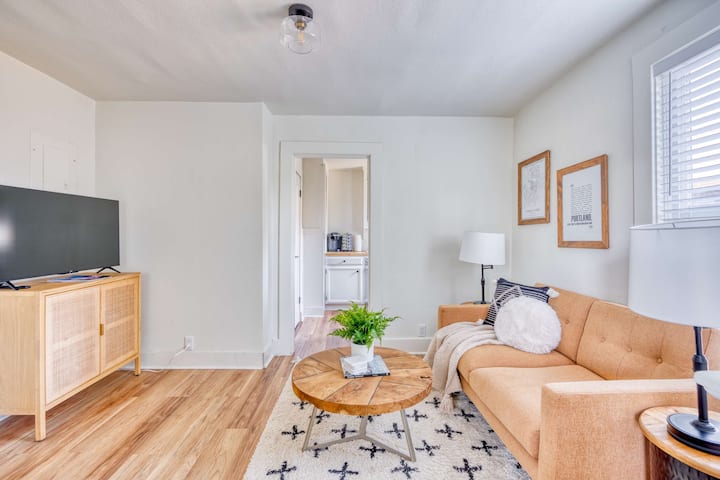 Spanish Revival Flat | Near Shops + Nightlife - Mill Park - Portland