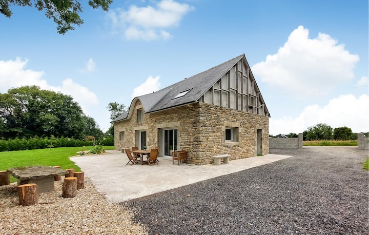 Stunning Home In Guégon With Wifi - Josselin