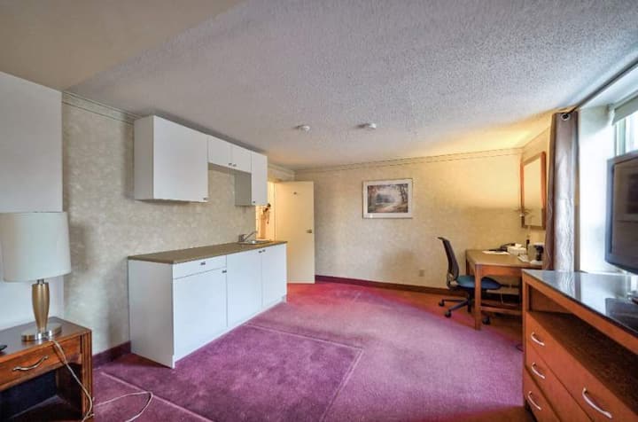 Royal Inn & Suites 202 Large Queen W/ Kitchenette - Guelph