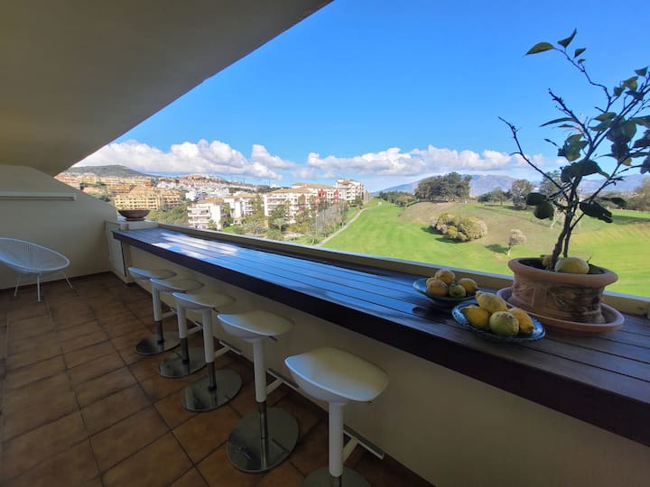 Spacious Apartment With Pool & Mountain Views - Calahonda