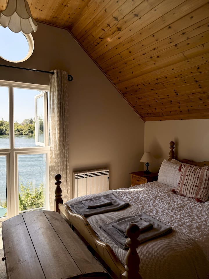 Peaceful Lakefront Escape W/ Sunset Views - Cirencester
