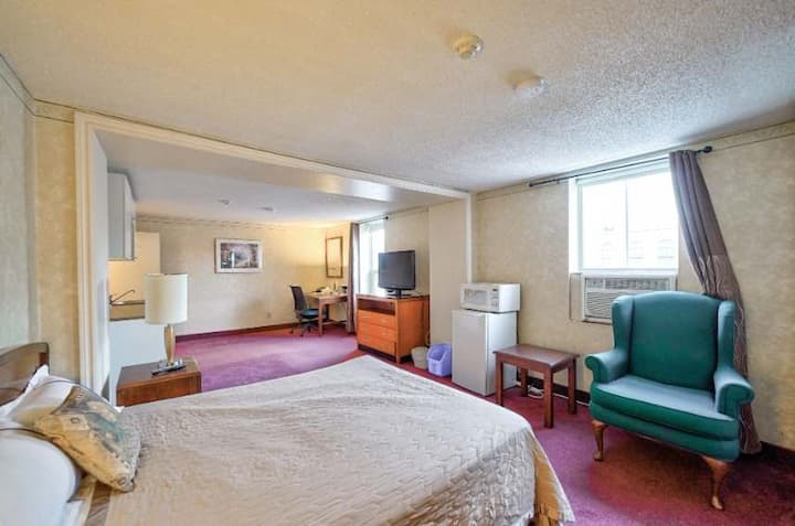 Royal Inn & Suites 209 Large Queen W/ Kitchenette - Guelph