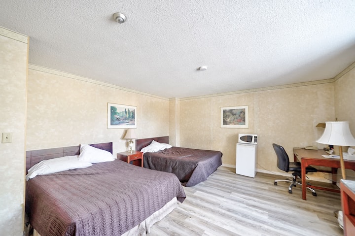 Royal Inn & Suites 211 Two Queens W/ Kitchenette - Guelph