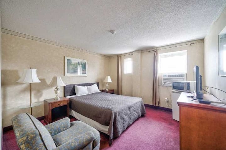 Royal Inn & Suites 217 Large Queen W/ Kitchenette - 貴湖