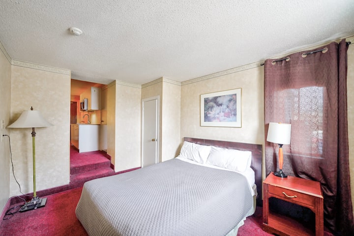 Royal Inn & Suites 309 Large Queen W/ Kitchenette - Guelph