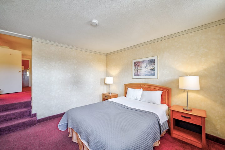 Royal Inn & Suites 317 Large Queen W/ Kitchenette - Guelph