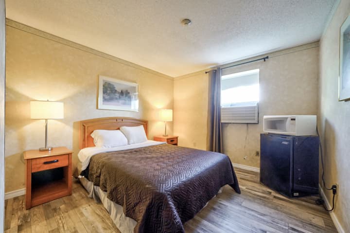 Royal Inn & Suites 319 Large Queen W/ Kitchenette - Guelph