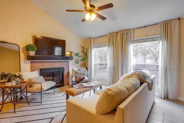 College Station Gem W/ Pool Access Near University - College Station, TX