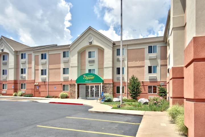 Mountain Views + Free Breakfast. Kitchen. Fitness. - Colorado Springs, CO