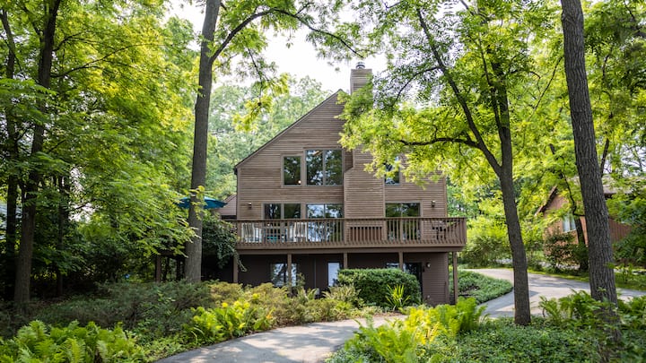 Chardonnay Chalet: Nestled In The Woods + Hot Tub - Canandaigua, NY