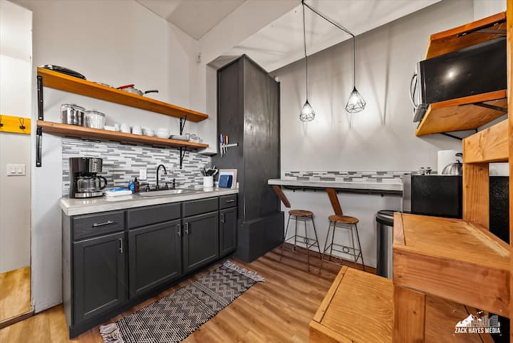 Cute & Stylish Studio W/loft - Anchorage, AK