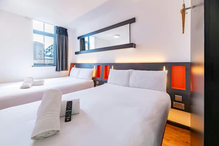 Room For The Whole Family In Easyhotel Newcastle - Newcastle upon Tyne