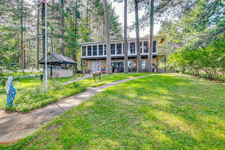 Waterfront Berry Lake Getaway W/ Sunroom! - How, WI