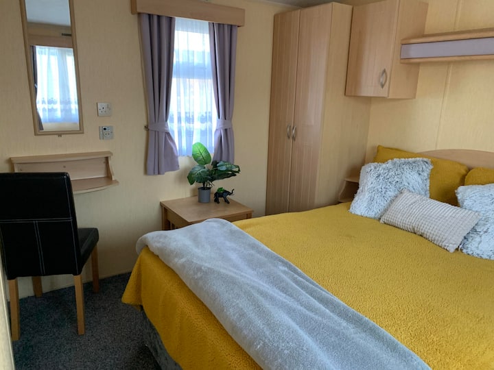 2-bed Caravan - Sleeps 6 - Parking & Veranda - Skegness