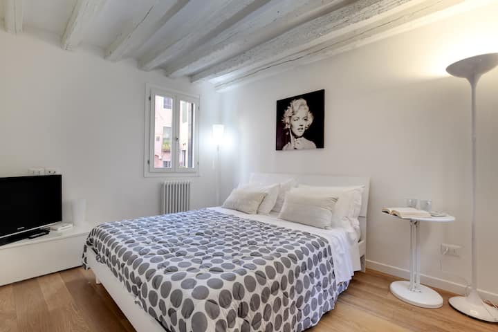 Pozzo Roverso By Wonderful Italy - Venice