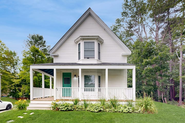 2-br Cozy Camden Home With Front Porch, Deck, Wifi - Camden, ME
