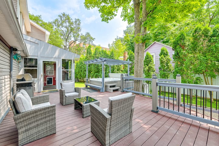 Saratoga Springs Home W/ Hot Tub: Walk To Downtown - Saratoga Springs, NY