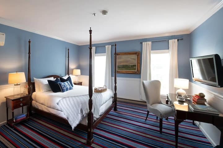 Historic Downtown Retreat With Free Breakfast - Kennebunk, ME