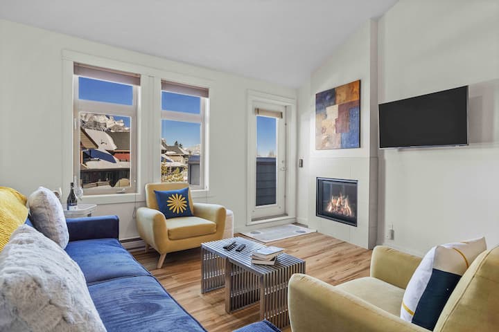 Bright Mountain Condo With Stunning Views - Canmore