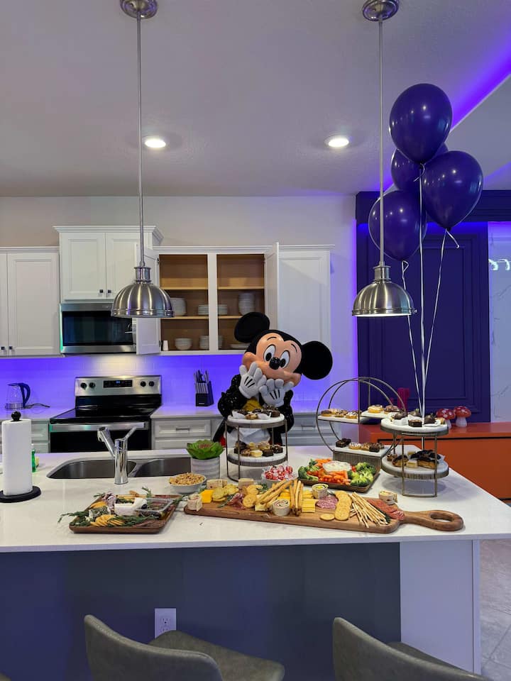 8br Home Neon Glow Loft, Minions Arcade & Pool~spa - Florida