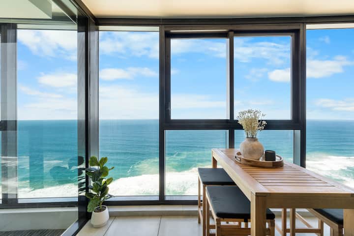 Lux Beachfront 180° Ocean View + Infinity Pool - Surfers Paradise