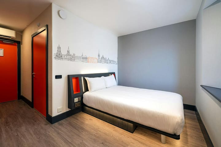 Simple Double Room With Accessible Features - Oxford