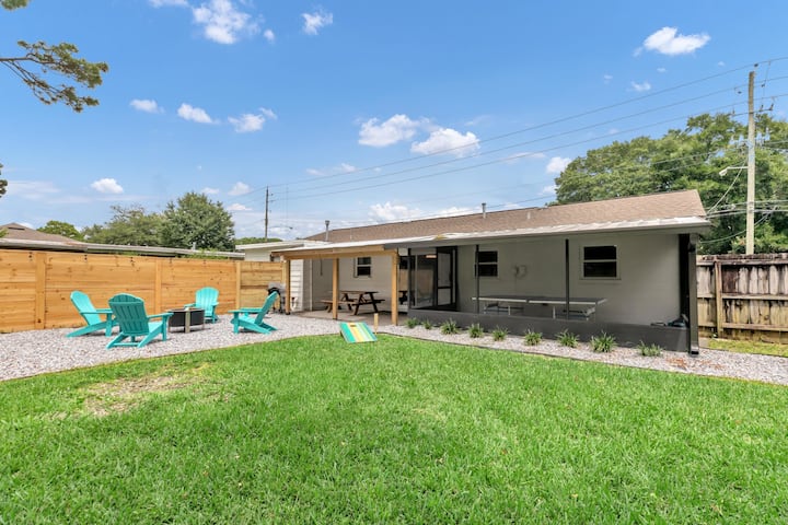 Memorial House | Ping Pong, Grill, Arcade, Beach! - Fort Walton Beach, FL