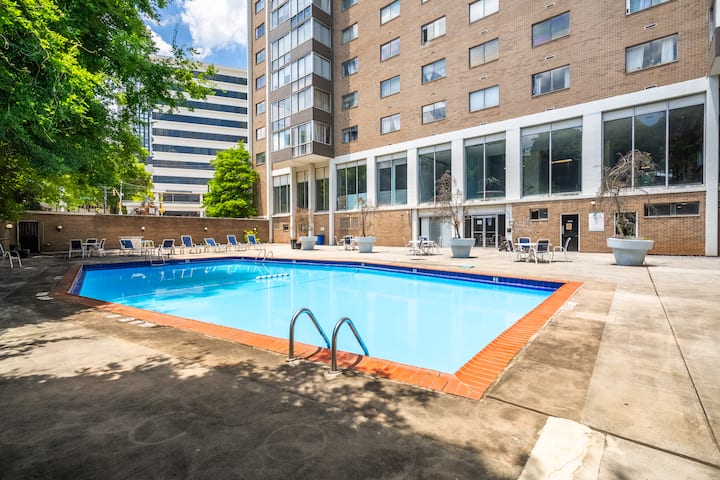 High-rise Retreat W/ Pool & Views - Atlanta, GA