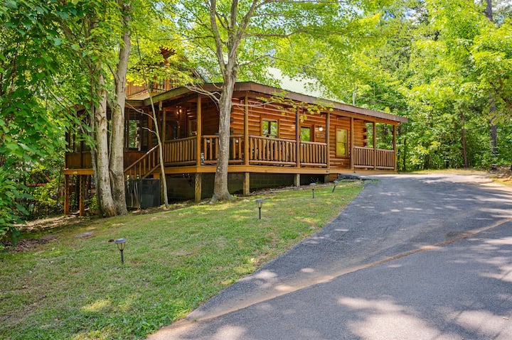 Snuggle Up! Cozy Cabin With Hot Tub Escape - Gatlinburg, TN