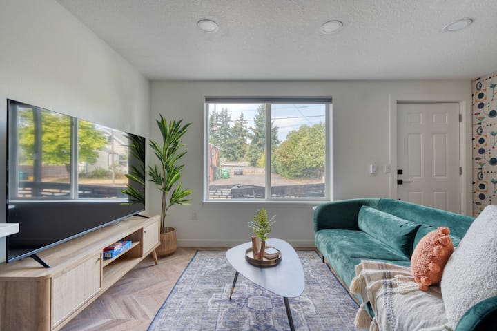 The Woodstock Inn - Reed College & Vintage Shops - Happy Valley, OR