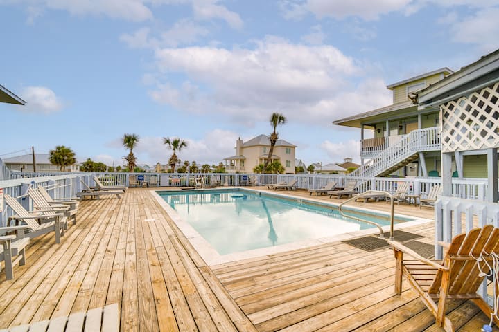 Gulf Shores Condo W/ Pool: Walk To Beaches! - Gulf Shores, AL