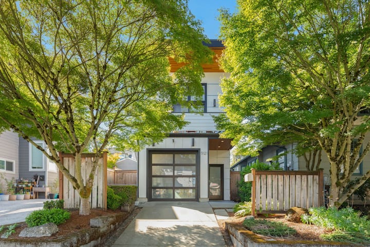 3br 2.5ba The Orcas Parkside, Near Stadium - Seattle, WA