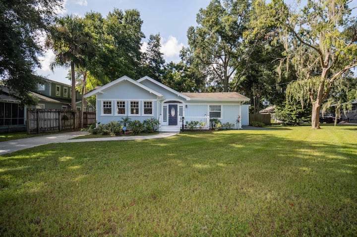 Chic & Updated 3 Bedroom Home W/ Parking - Lakeland, FL
